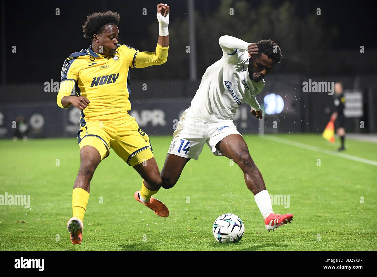 07 Rayane MESSI (pau) - 14 Ismael BOURA (estac) during the Ligue 2 BKT ...