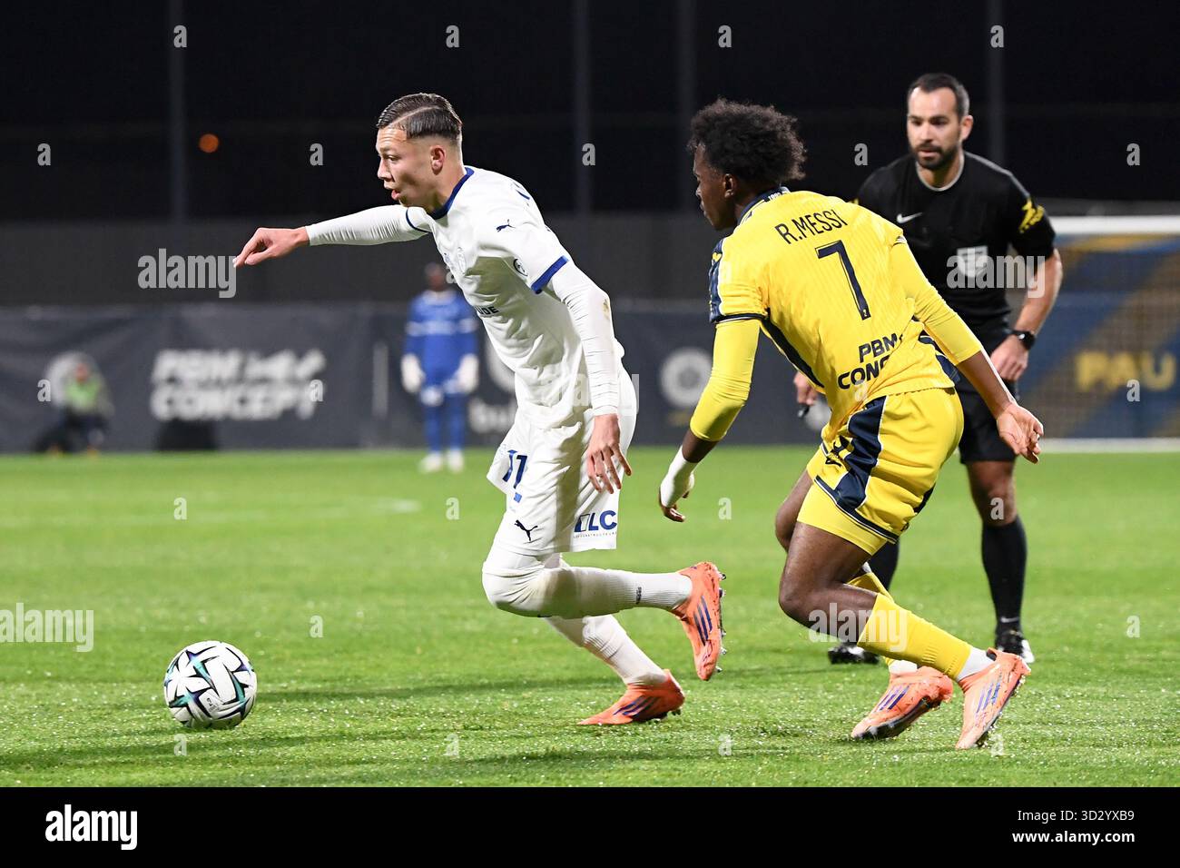 11 Mathys DETOURBET (estac) during the Ligue 2 BKT match between Pau ...