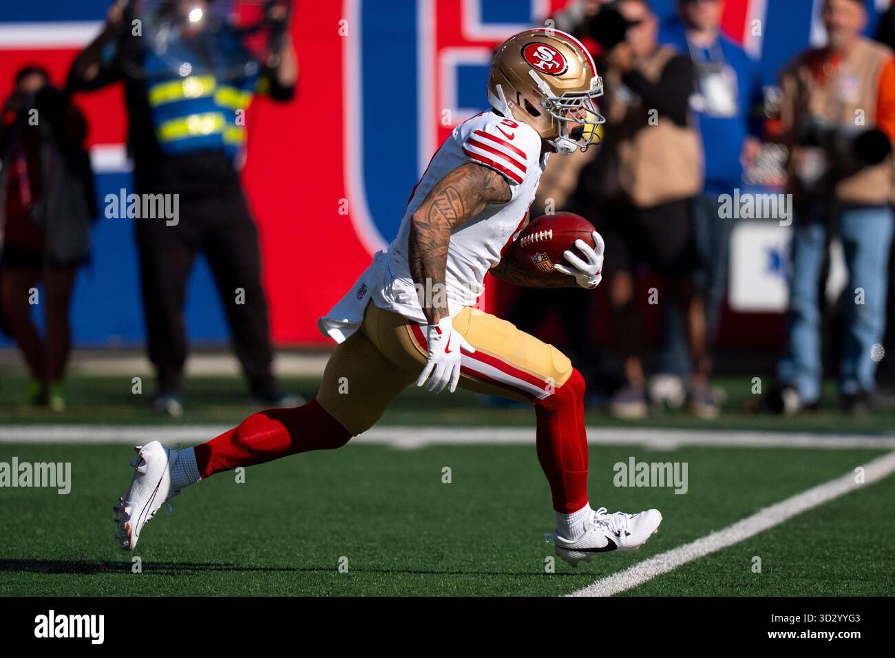 San Francisco 49ers wide receiver Skyy Moore (9) returns the kick ...