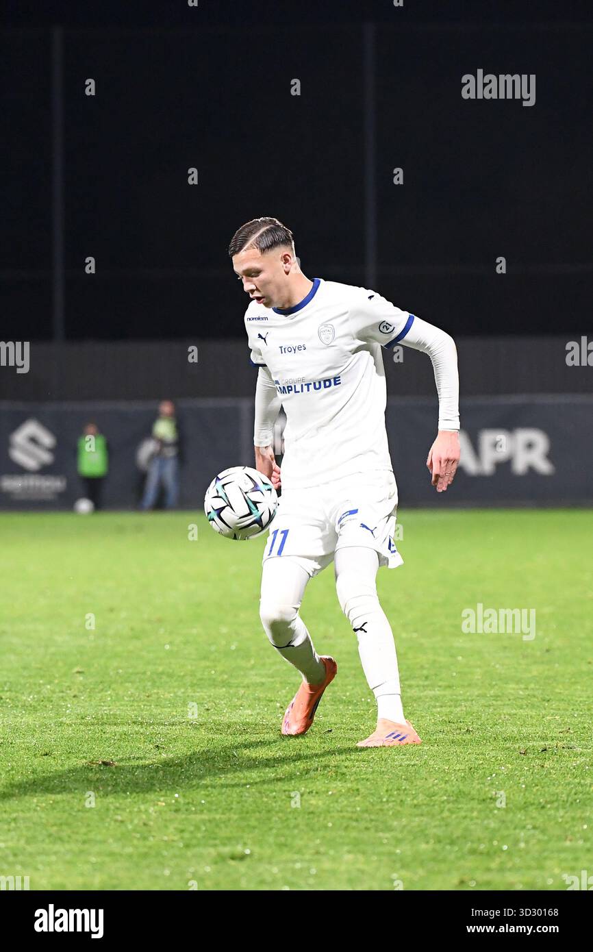 11 Mathys DETOURBET (estac) during the Ligue 2 BKT match between Pau ...