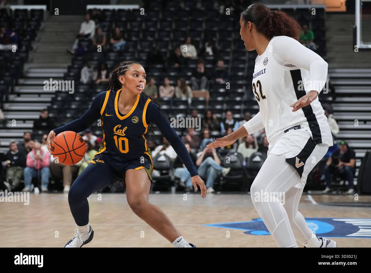 California guard Lulu Twidale (10) looks to pass around Vanderbilt ...