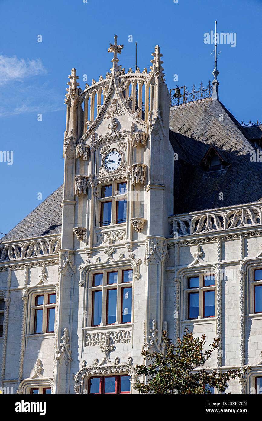 Town hall saumur hi-res stock photography and images - Alamy