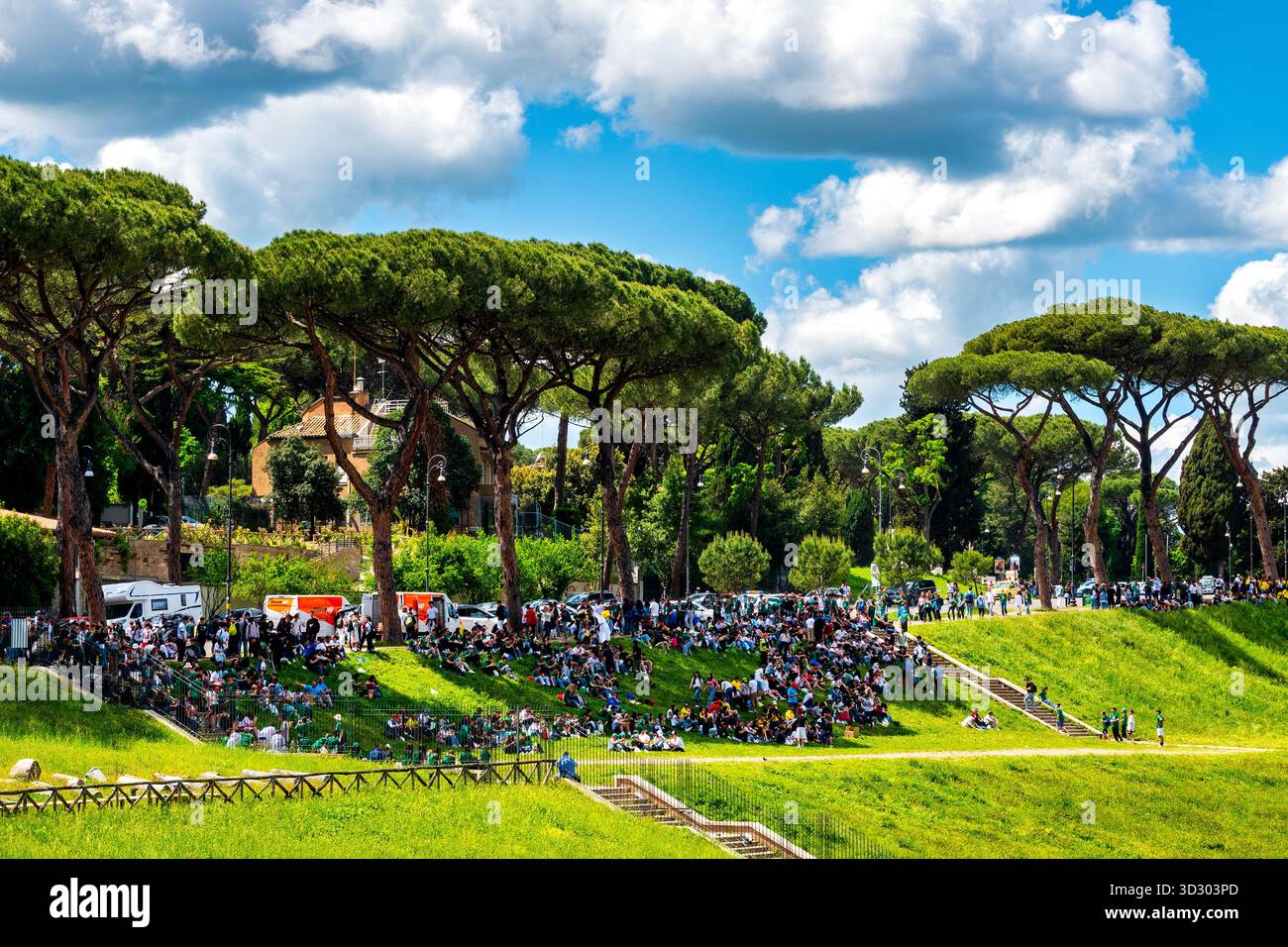 People gather in park hi-res stock photography and images - Alamy