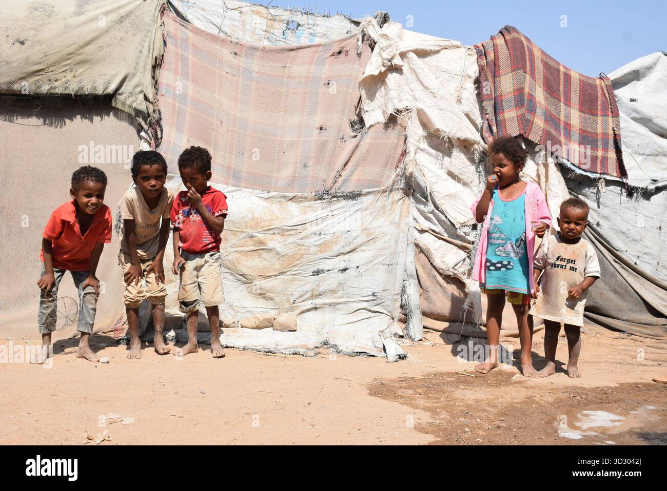 (251103) -- ADEN(YEMEN), Nov. 3, 2025 (Xinhua) -- Displaced children ...