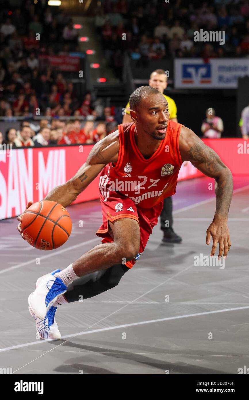 Isiaha Mike (FC Bayern Basketball, #22) mit Ball, GER, FC Bayern ...