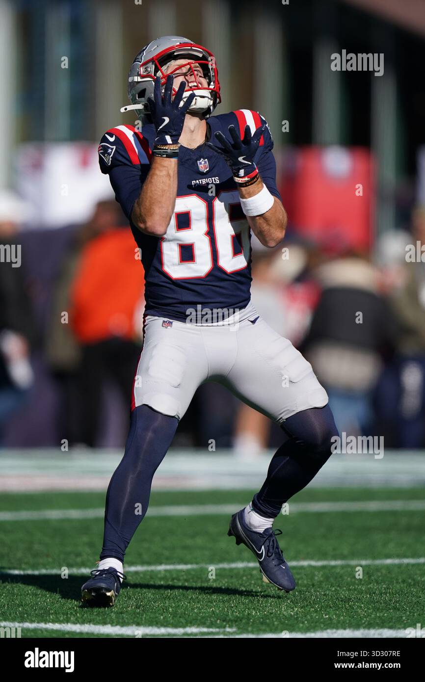 New England Patriots wide receiver Efton Chism III (86) receives the ...