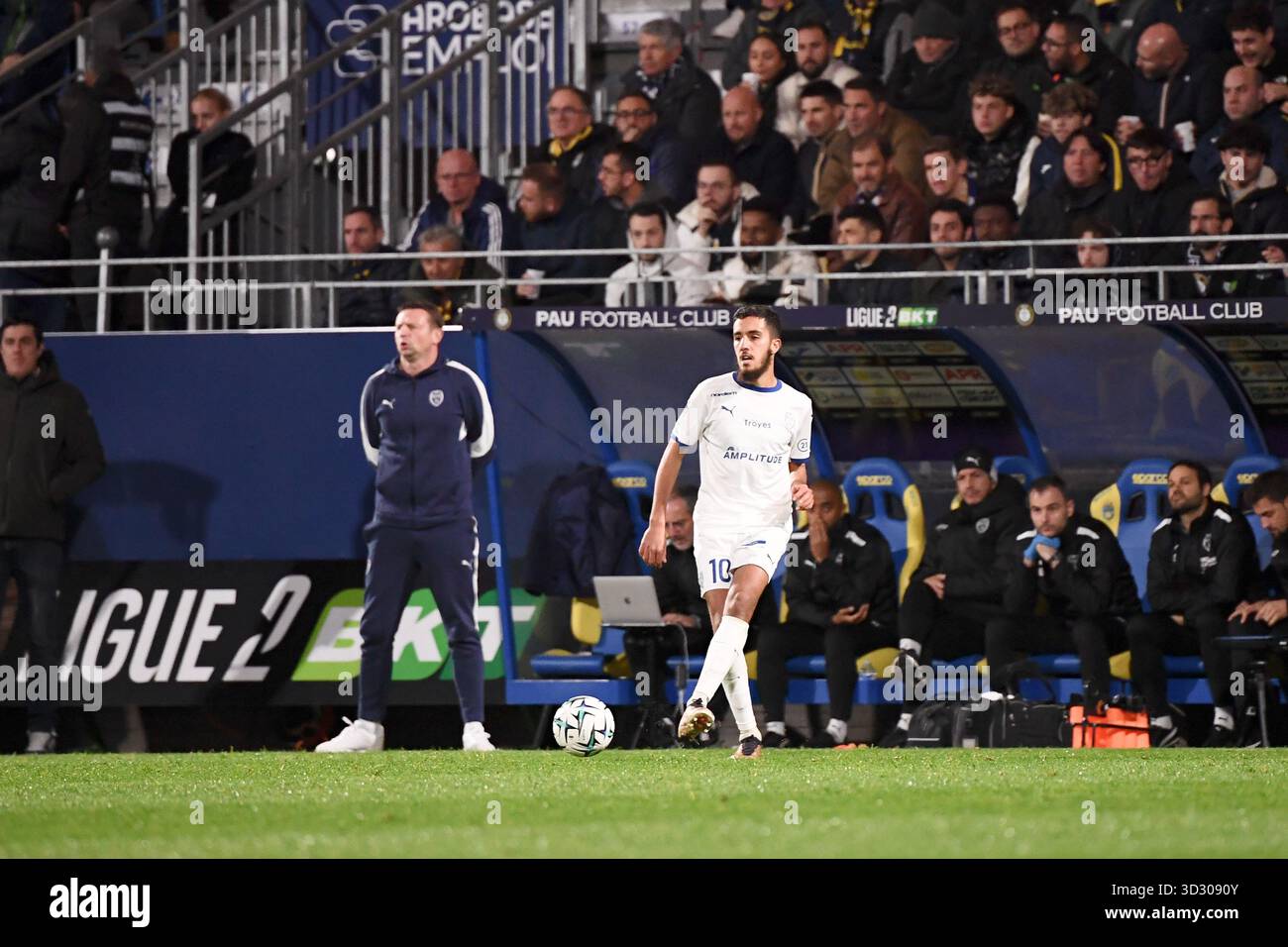 10 Merwan IFNAOUI (estac) during the Ligue 2 BKT match between Pau and ...