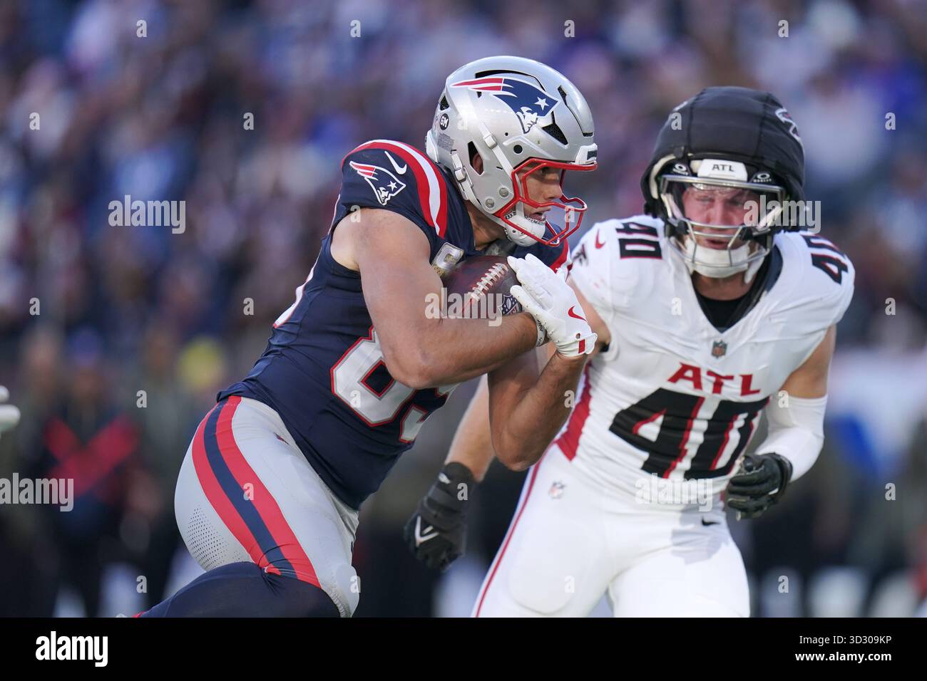 New England Patriots tight end Hunter Henry (85) runs with the ball ...