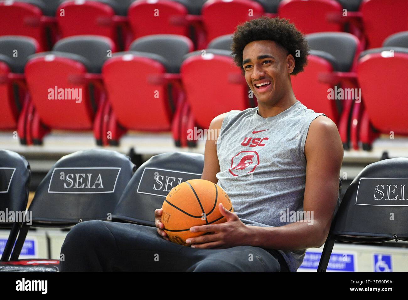 LOS ANGELES, CA - OCTOBER 18: USC Trojans guard Alijah Arenas (0) looks ...