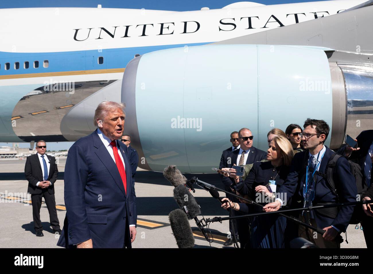 Trump air force one palm beach 2025 hi-res stock photography and images ...
