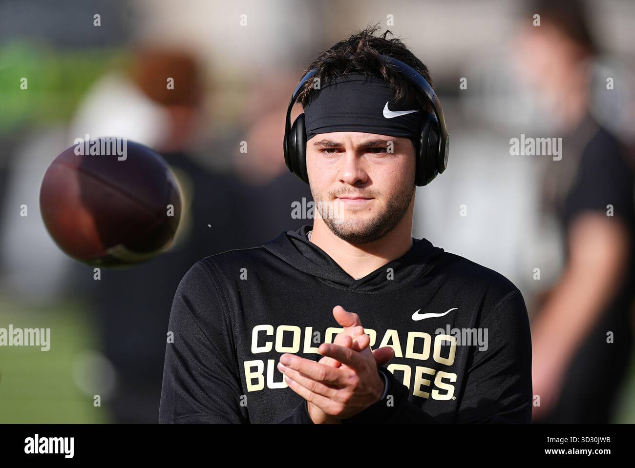 Colorado quarterback Ryan Staub (16) warms up before an NCAA college ...