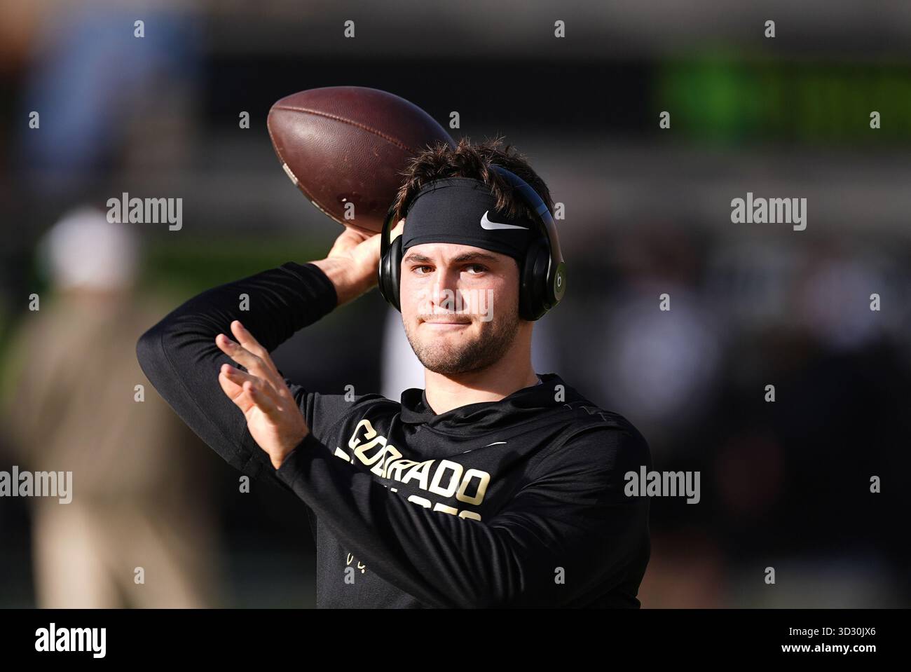 Colorado quarterback Ryan Staub (16) warms up before an NCAA college ...