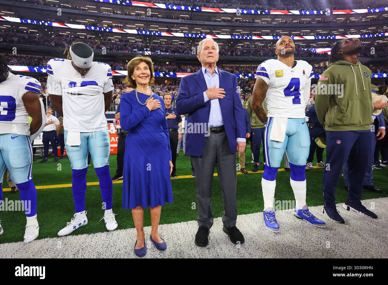 Laura Bush, center left, former president George W. Bush and Dallas ...