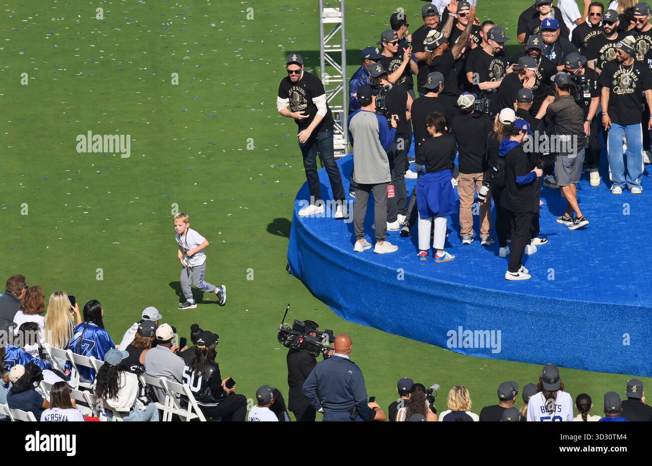 Los Angeles Dodgers first baseman Freddie Freeman (L) keeps an eye on ...