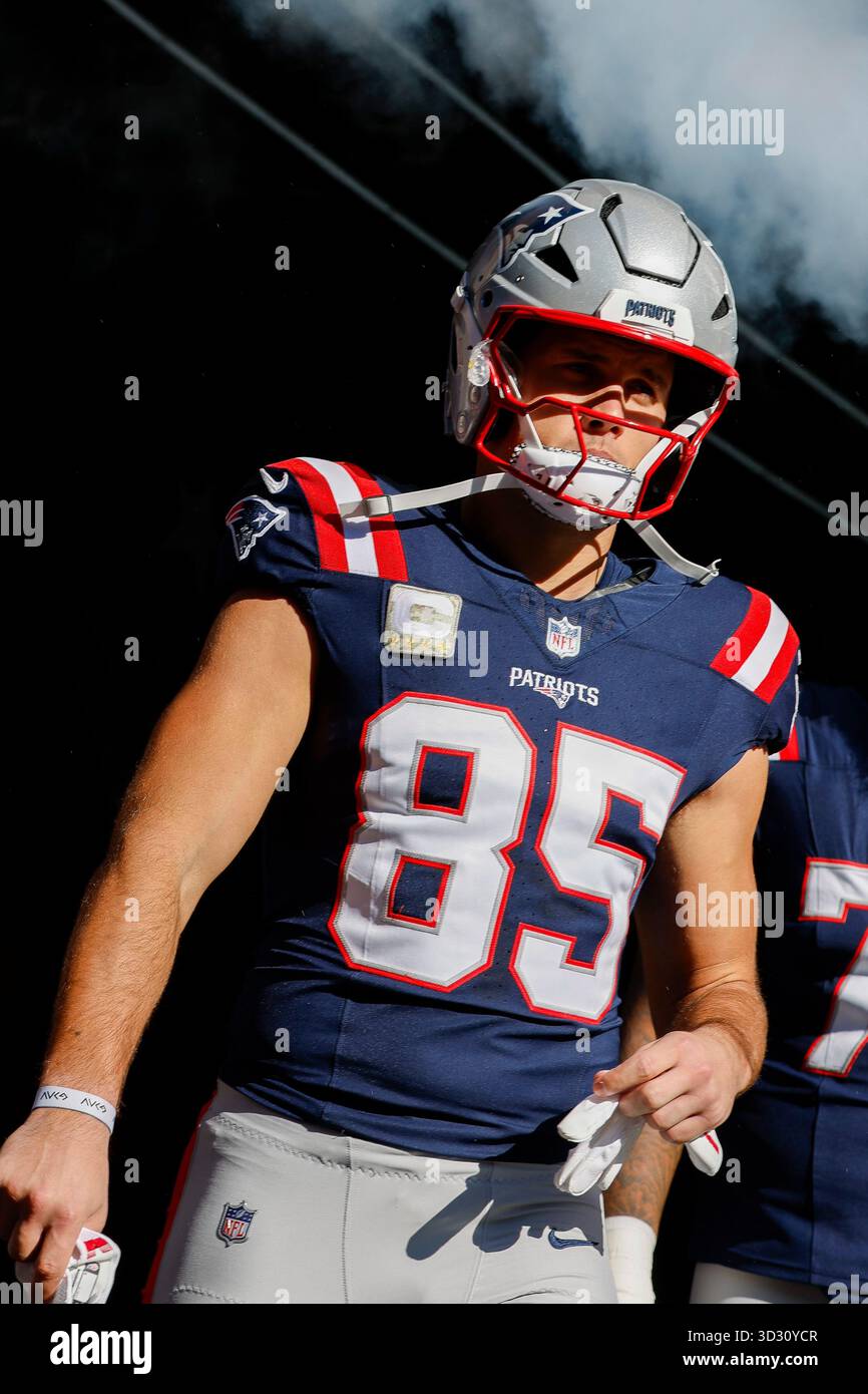 New England Patriots tight end Hunter Henry (85) takes the field prior ...