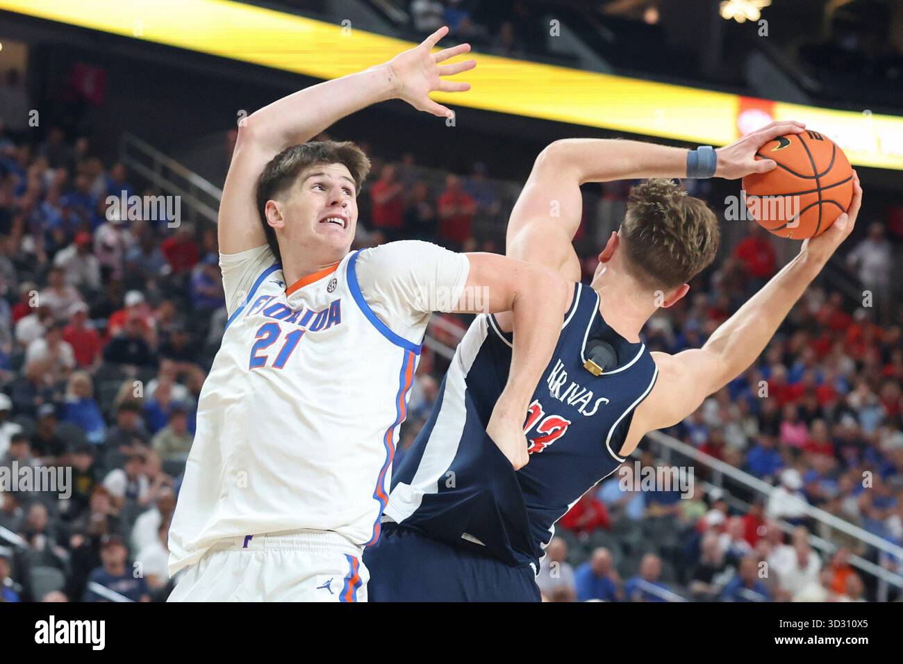 Florida forward Alex Condon (21) and Arizona center Motiejus Krivas (13 ...