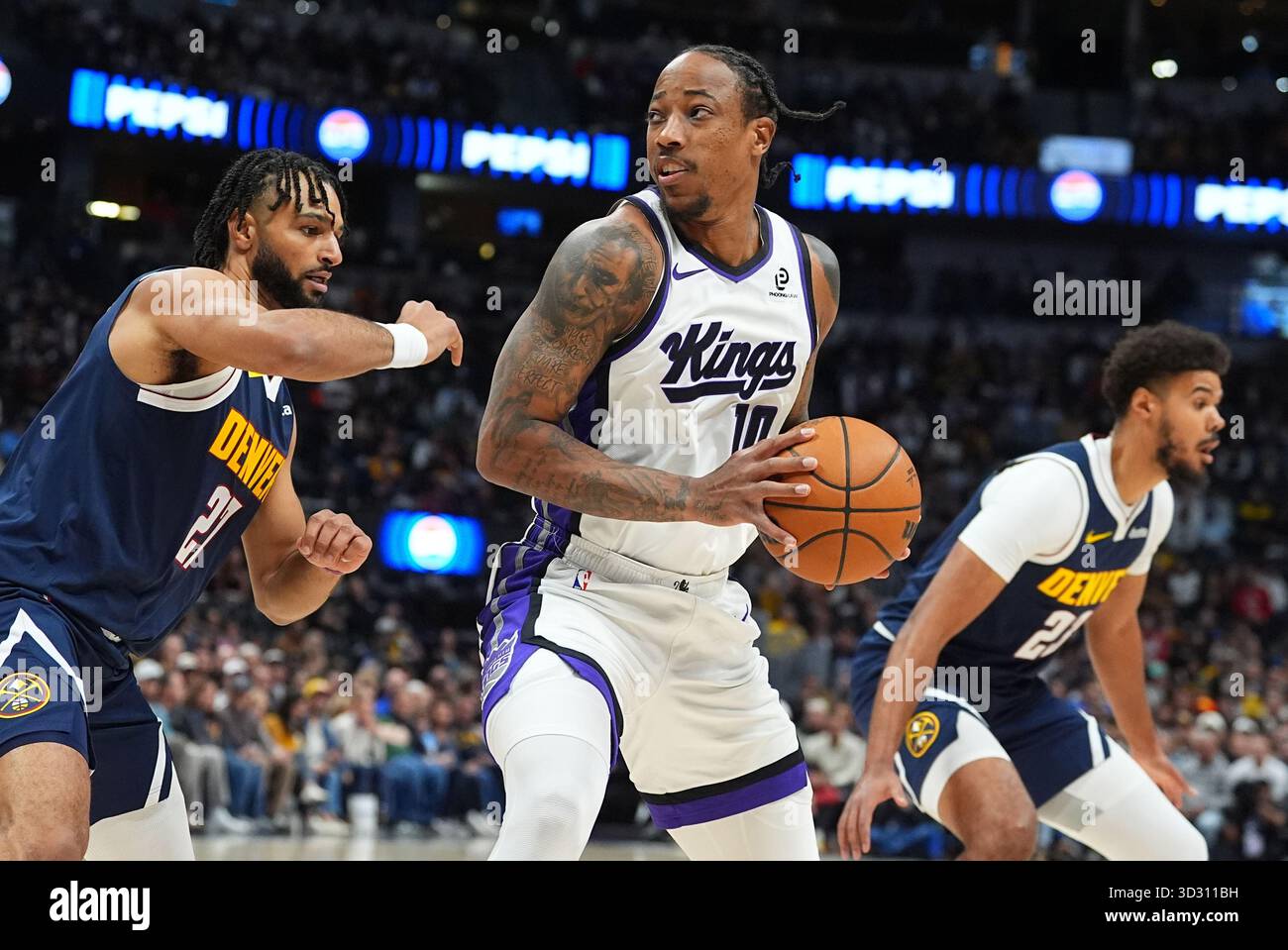 Sacramento Kings guard DeMar DeRozan drives to the basket between ...