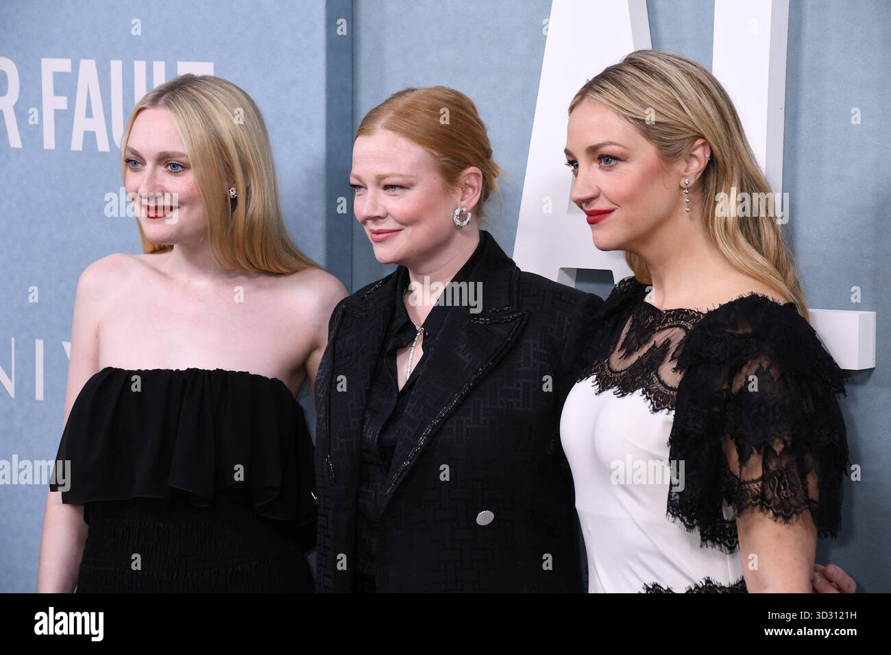 NEW YORK, NY - NOVEMBER 3: Dakota Fanning, Sarah Snook and Abby Elliott ...