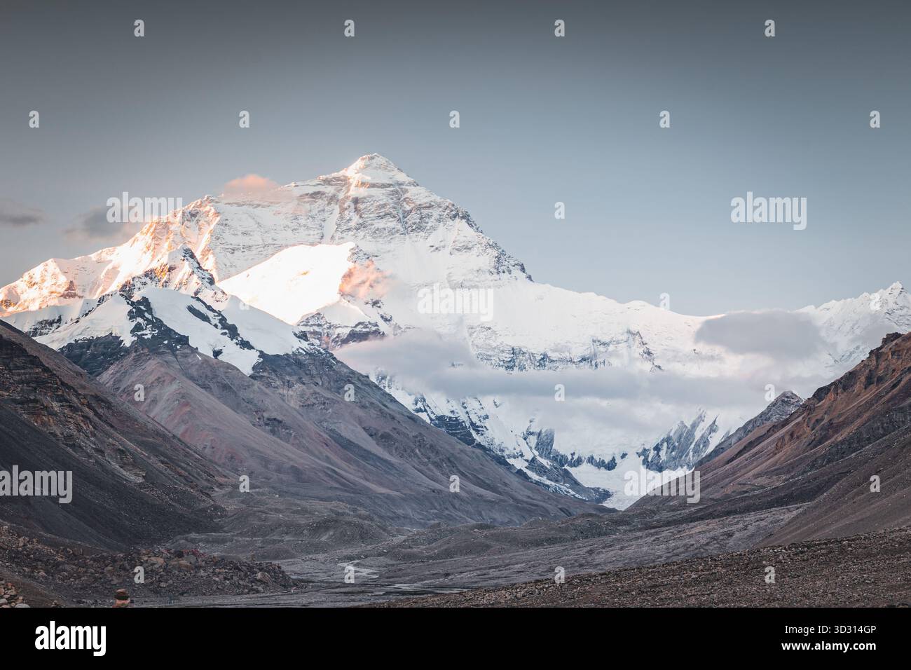 Mount Everest and stacked Mani stones near the north side of Everest ...