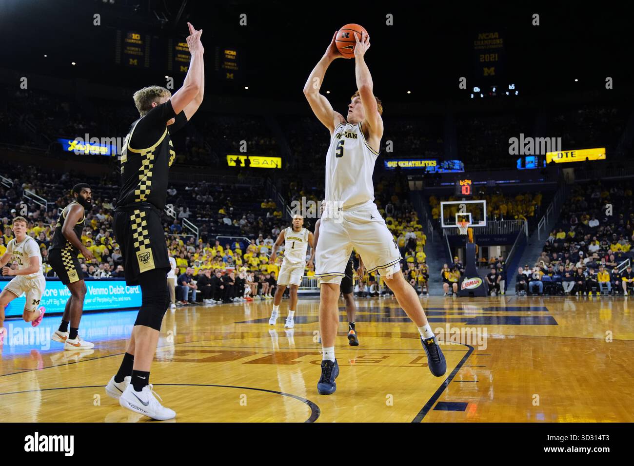 Oakland guard MJ Yeager, right, attempts to dunk against Oakland ...