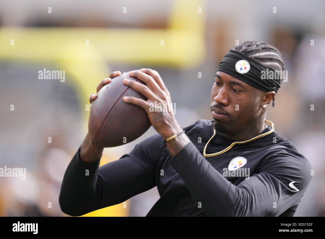 Pittsburgh Steelers cornerback Joey Porter Jr. warms up before an NFL ...