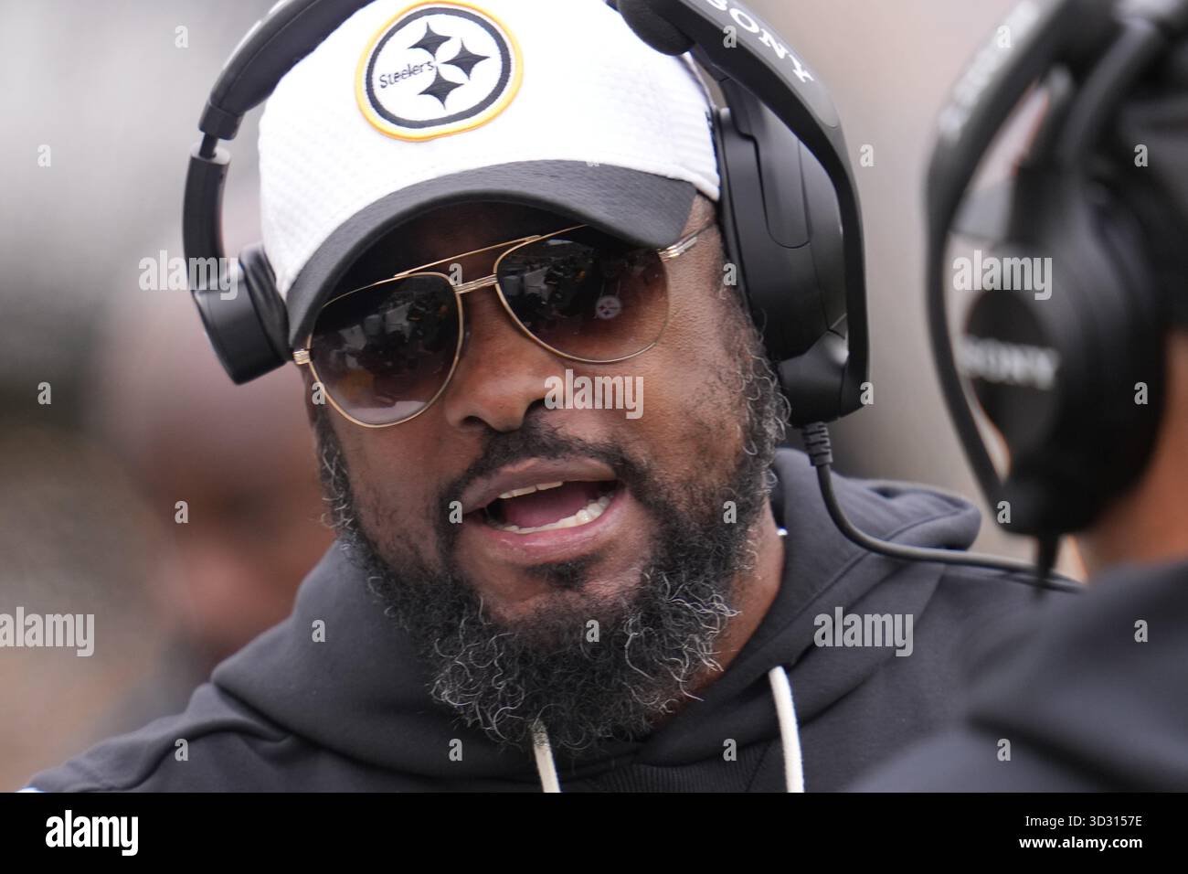 Pittsburgh Steelers head coach Mike Tomlin, left, gives instruction to ...