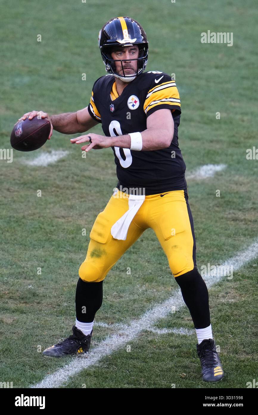 Pittsburgh Steelers quarterback Aaron Rodgers (8) looks to throw a pass ...