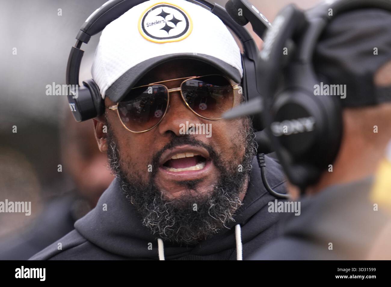 Pittsburgh Steelers head coach Mike Tomlin, left, gives instruction to ...