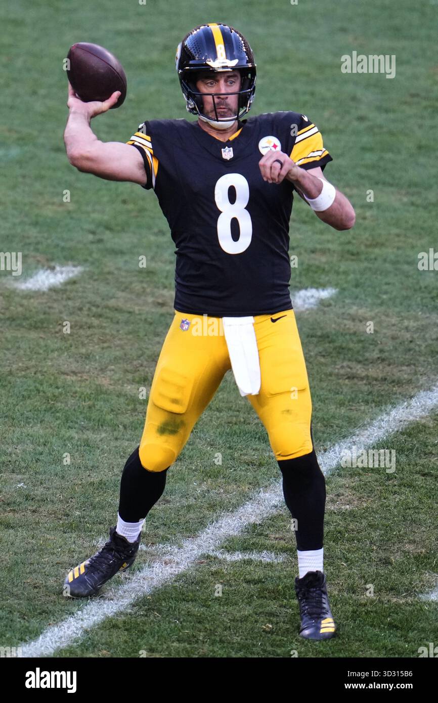 Pittsburgh Steelers quarterback Aaron Rodgers (8) looks to throw a pass ...