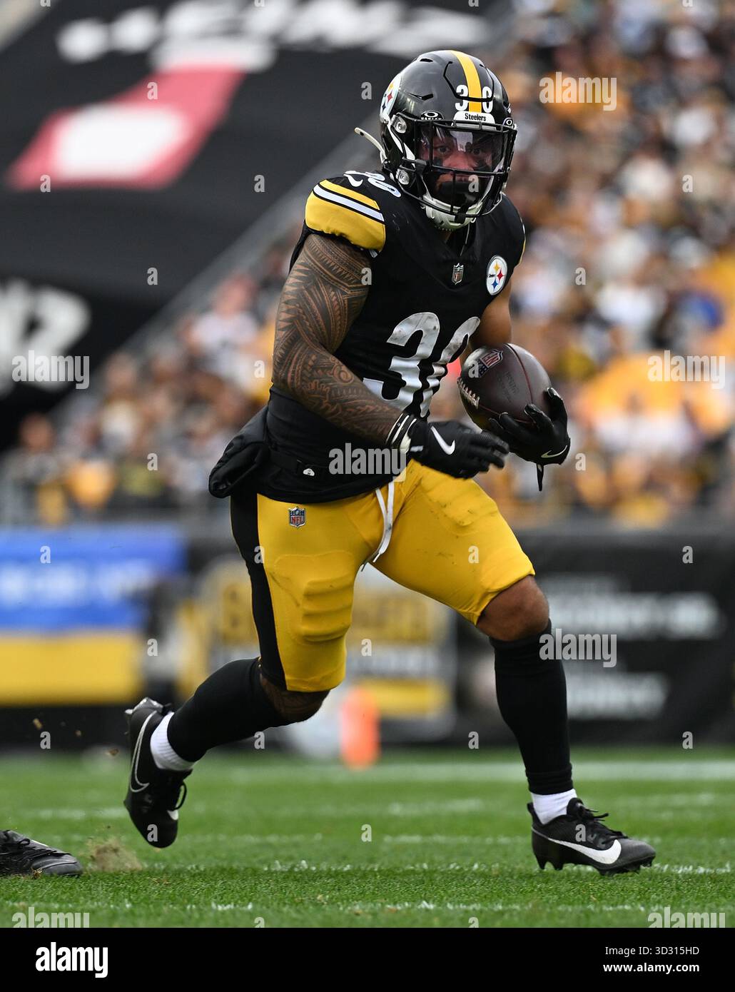 Pittsburgh Steelers running back Jaylen Warren (30) carries the ball ...