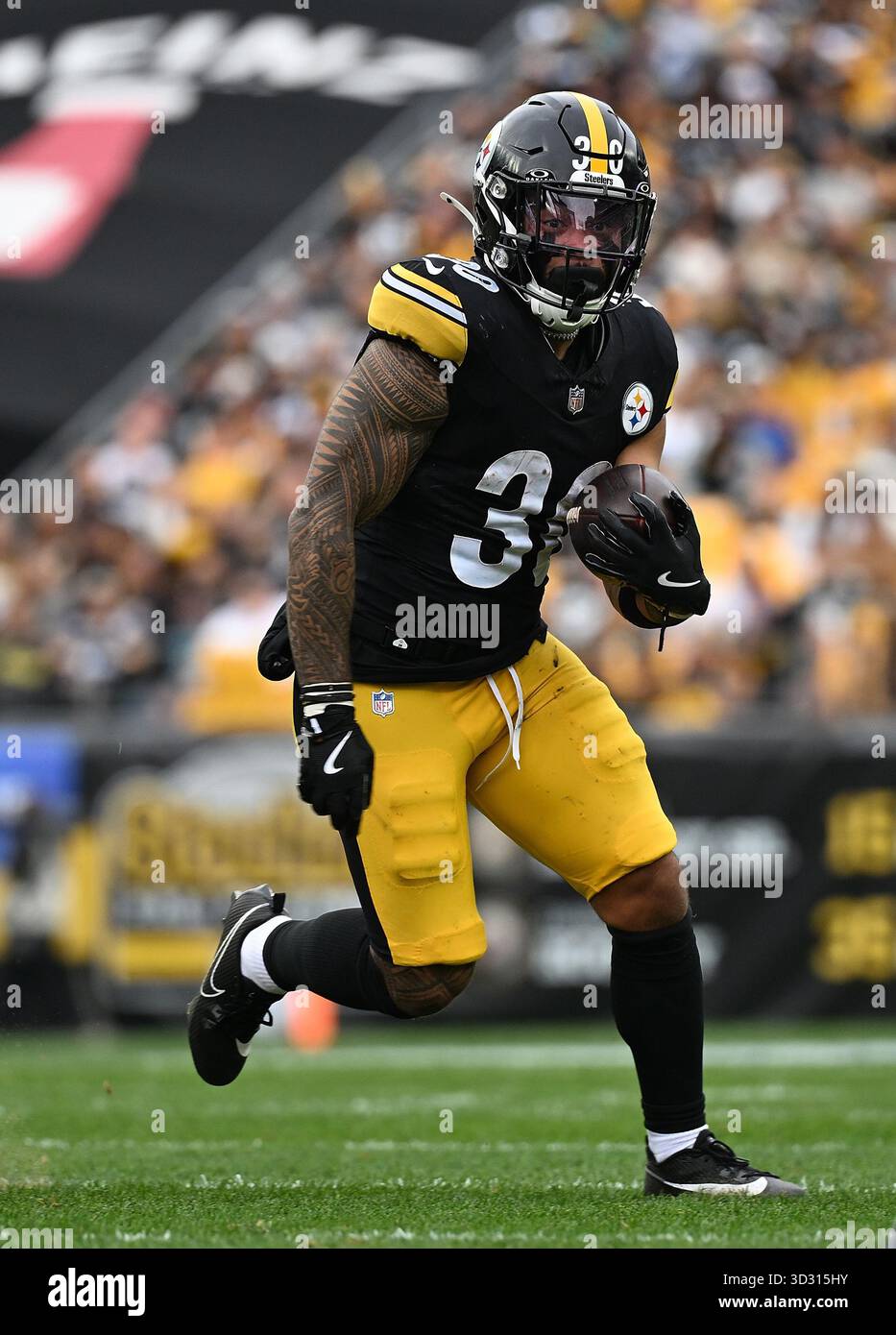 Pittsburgh Steelers running back Jaylen Warren (30) carries the ball ...