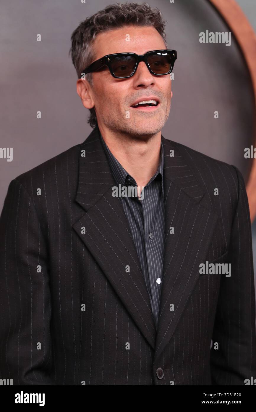 Actor Oscar Isaac attends the red carpet for the film Frankenstein at ...