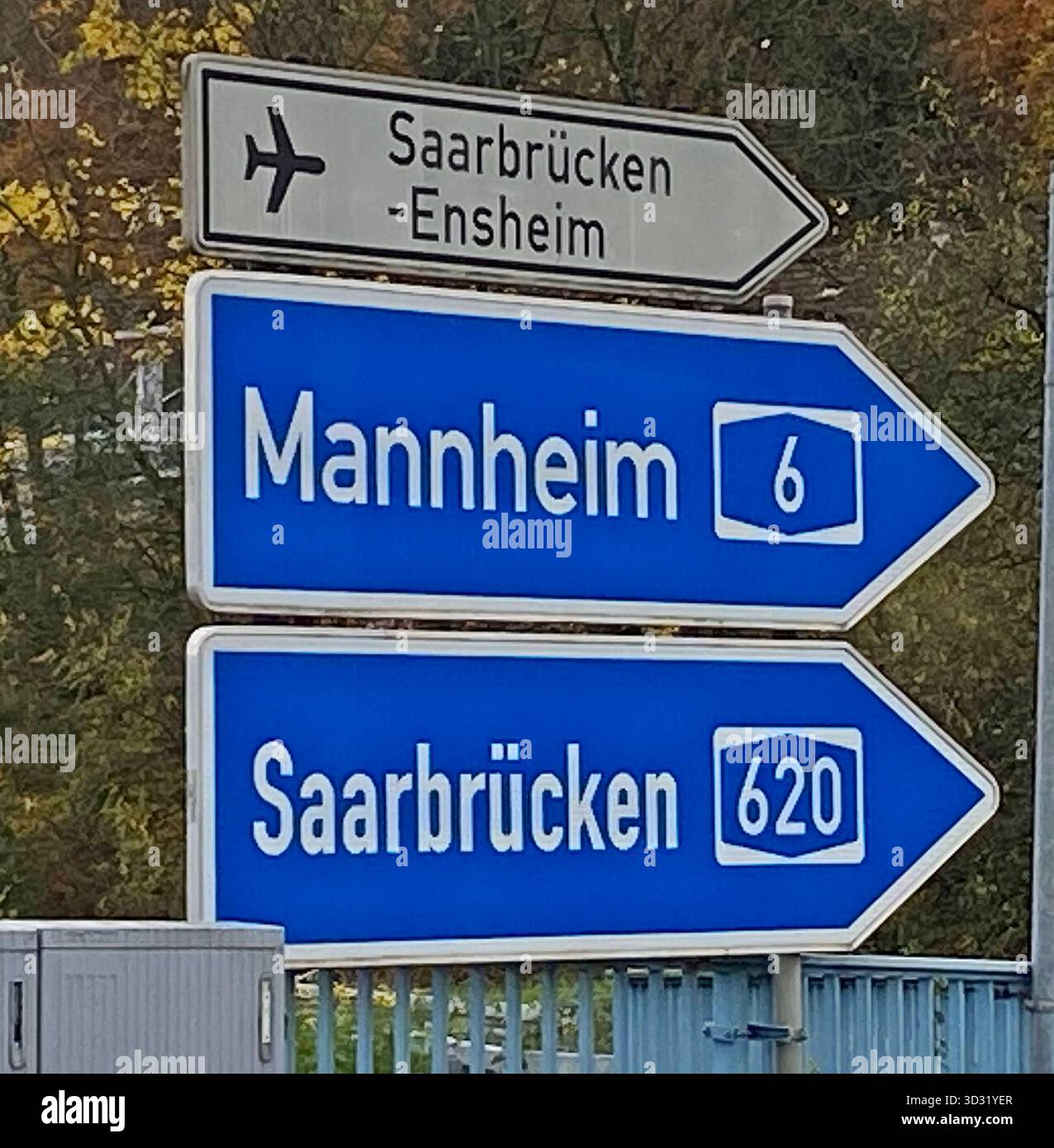 03.11.2025 xmohx, Wirtschaft Einzelhandel, emwir , v.l. Straßenschild ...