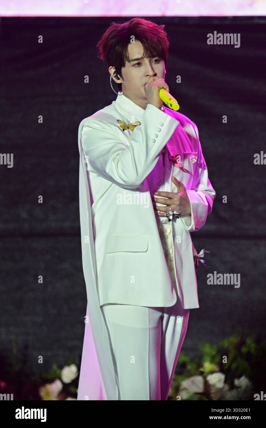Chinese singer Zhang Yuan performs in Suzhou City, east China's Jiangsu ...
