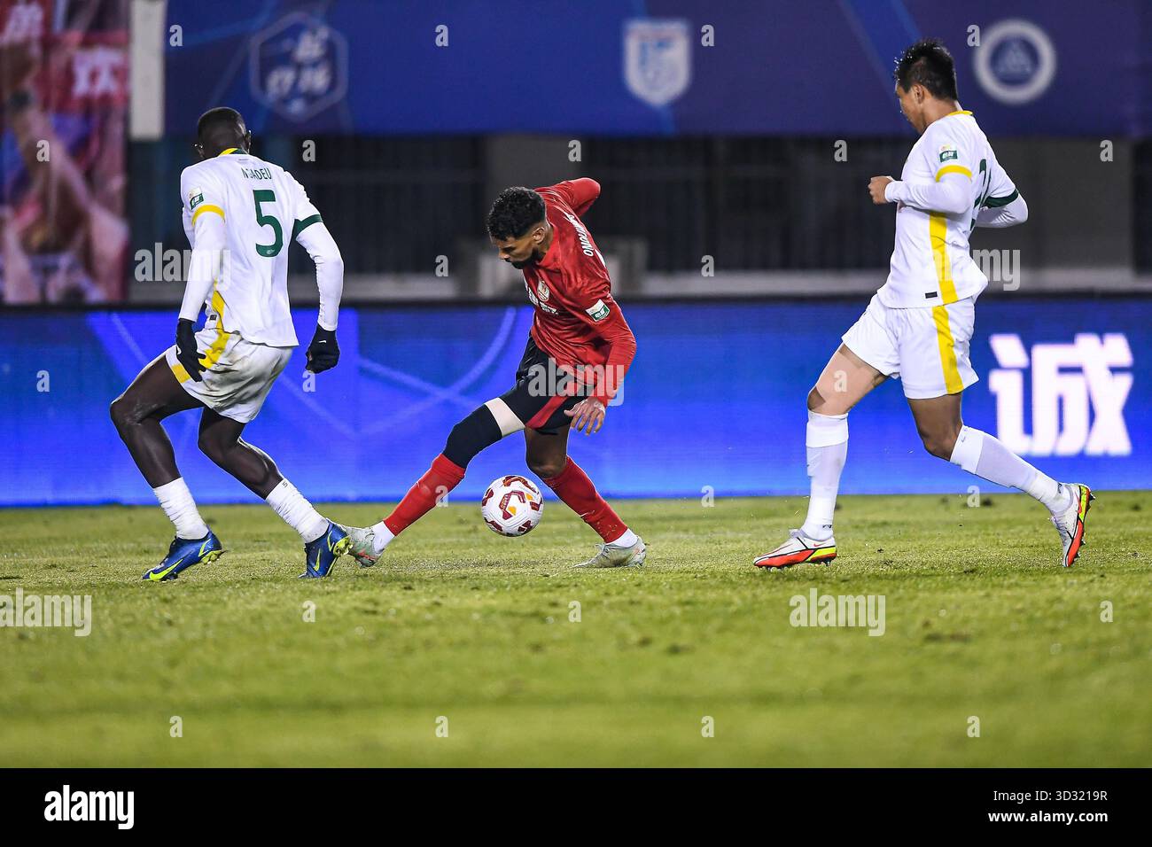 Beijing Guoan Football Club defeated Changchun Yatai Football Club with ...