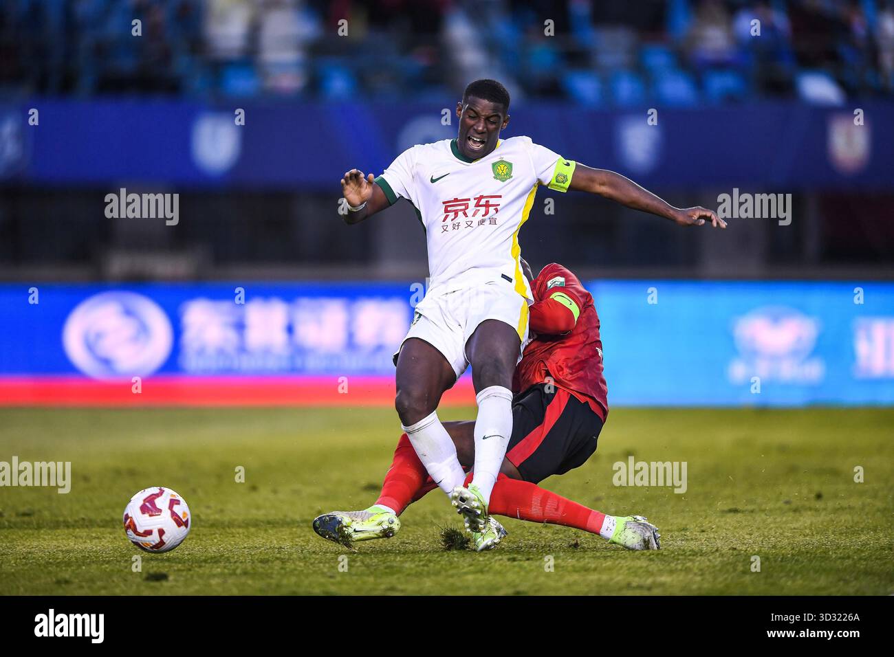Beijing Guoan Football Club defeated Changchun Yatai Football Club with ...