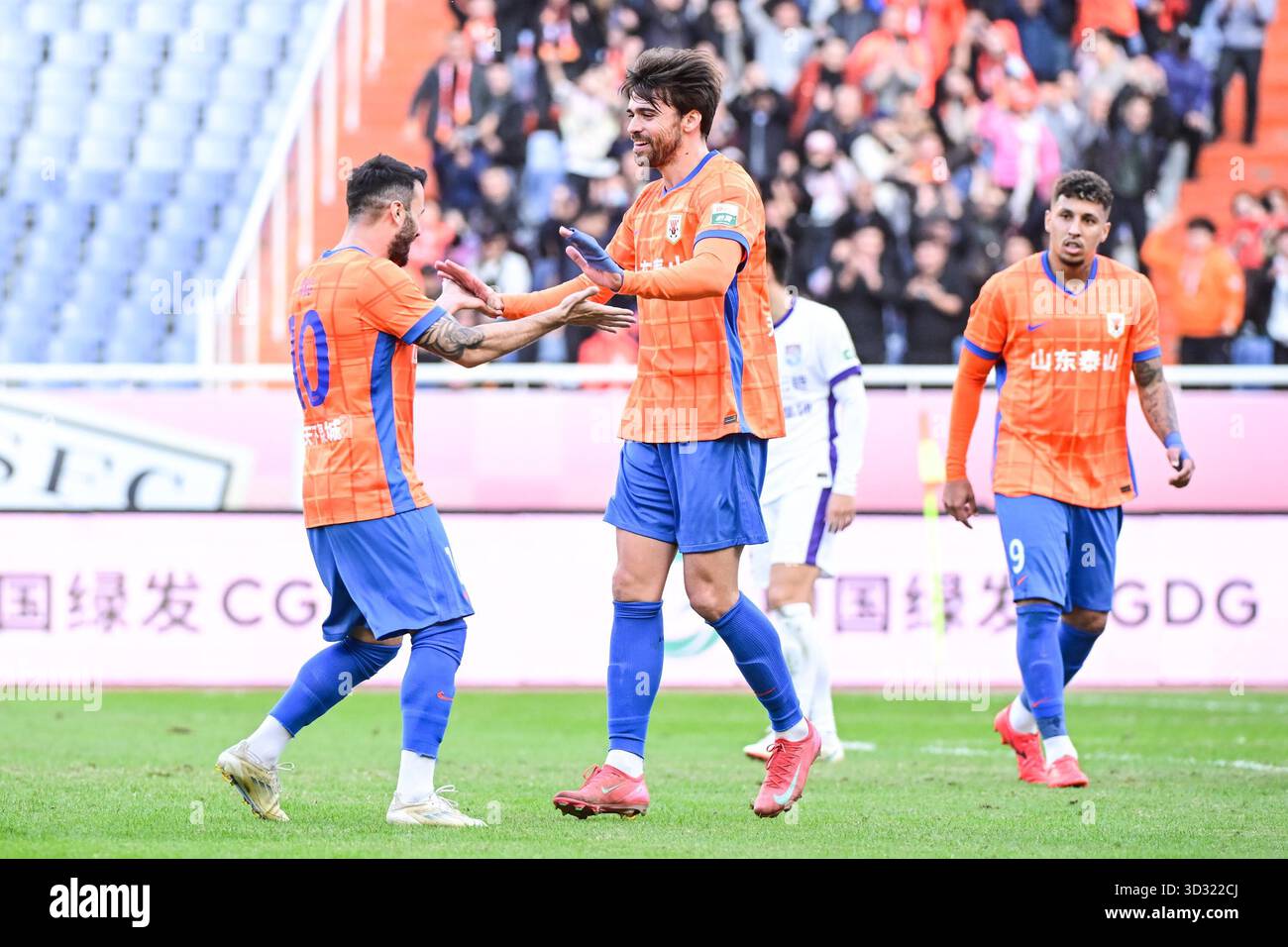 Shandong Taishan Football Club defeated Tianjin Jinmen Tiger Football ...