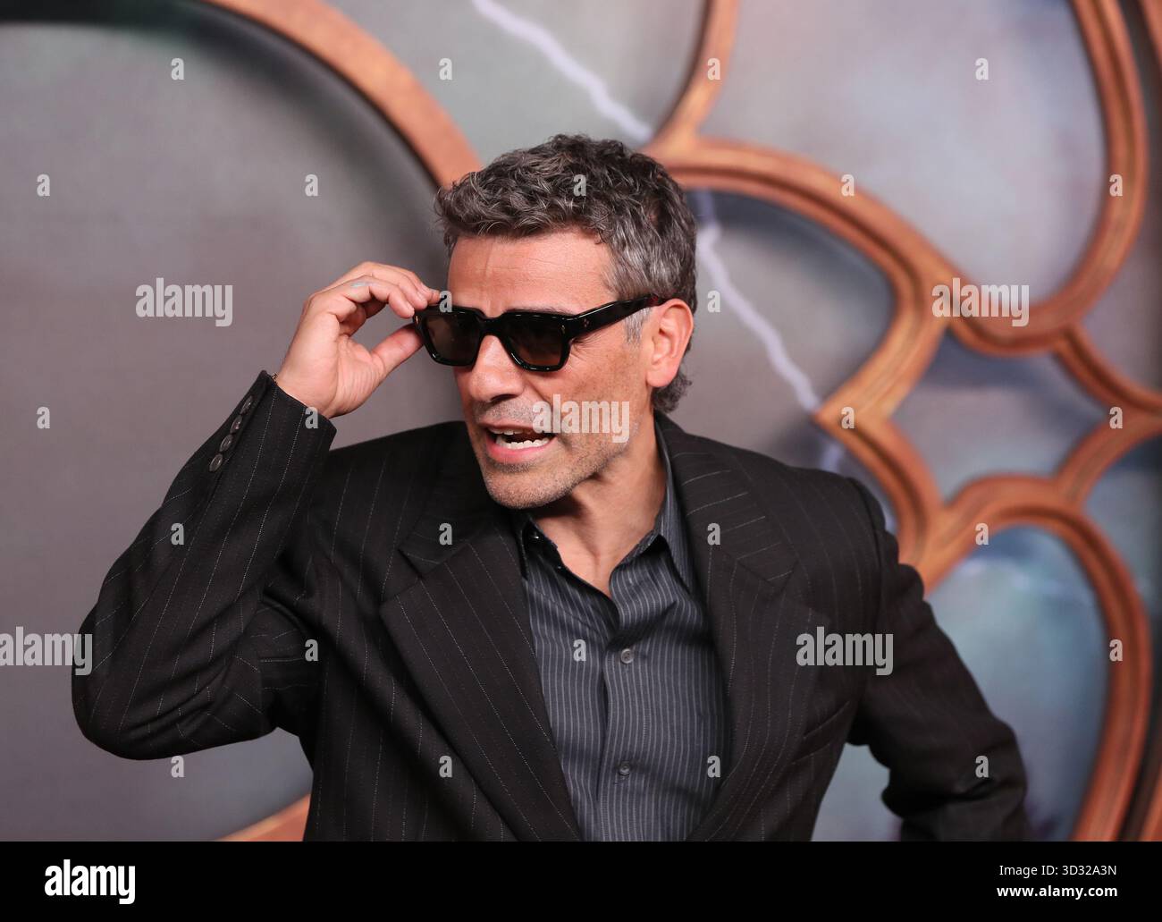 Non Exclusive: Actor Oscar Isaac attends the red carpet for the film ...