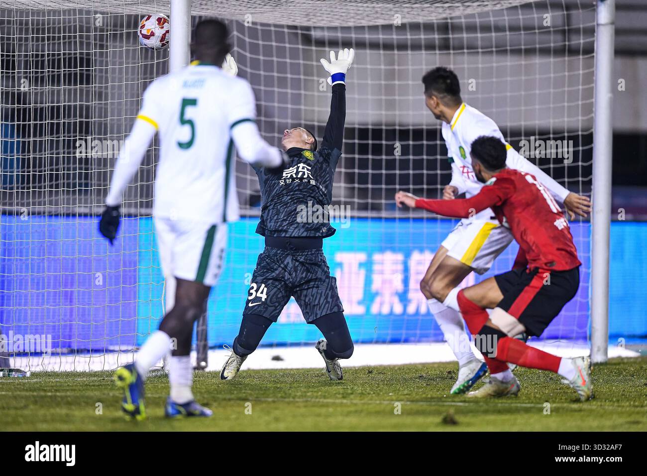 Beijing Guoan Football Club defeated Changchun Yatai Football Club with ...