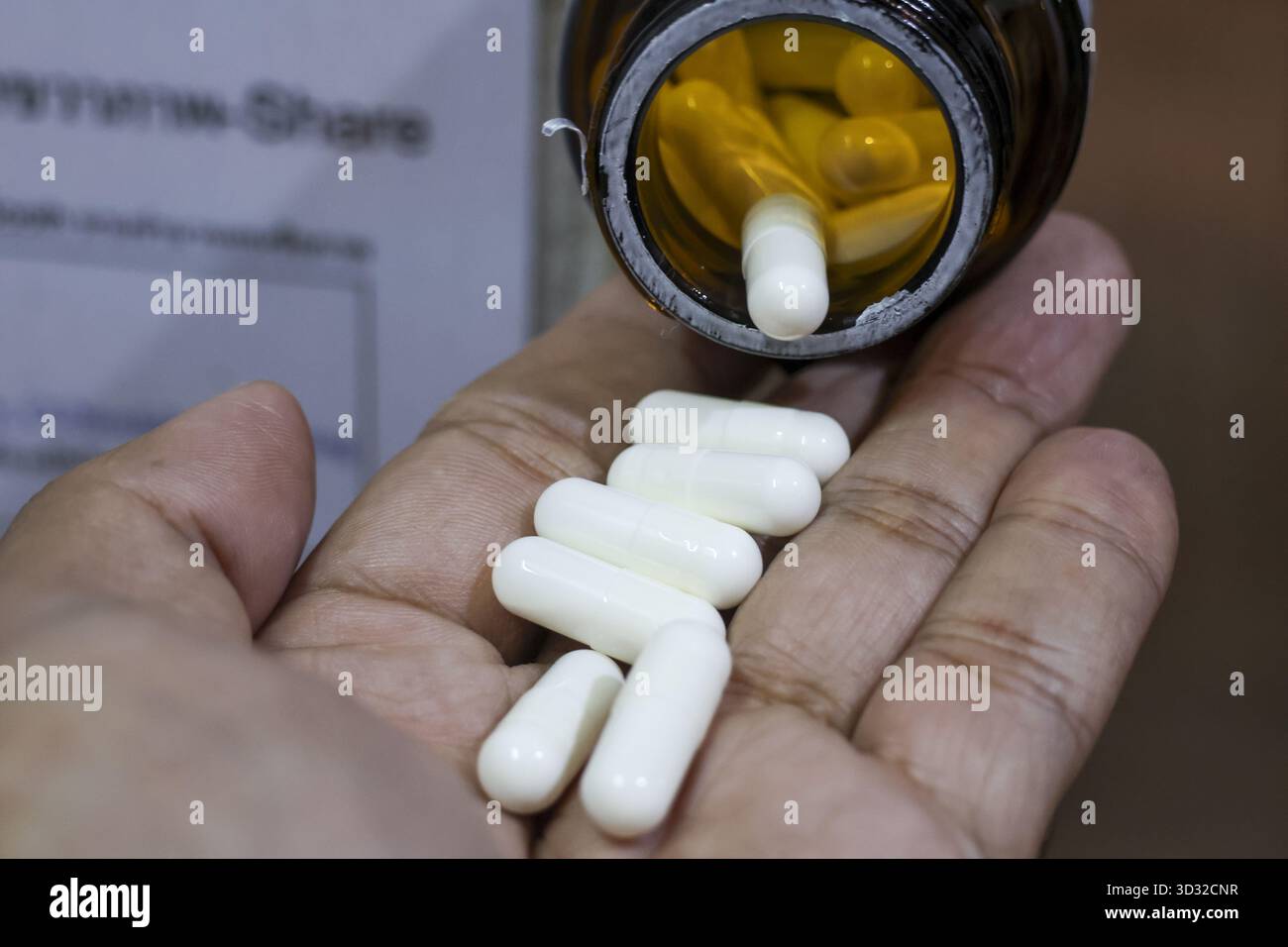 Powder pouring from capsule hi-res stock photography and images - Alamy