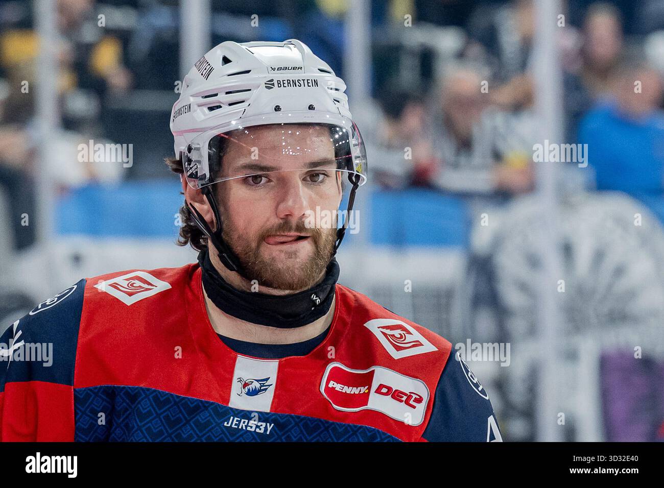 Kris Bennett (Adler Mannheim, #21) / Portrait / Portraet GER, EHC Red ...