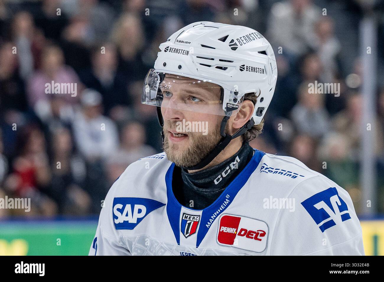 Hayden Shaw (Adler Mannheim, #82) / Portrait / Portraet GER, EHC Red ...