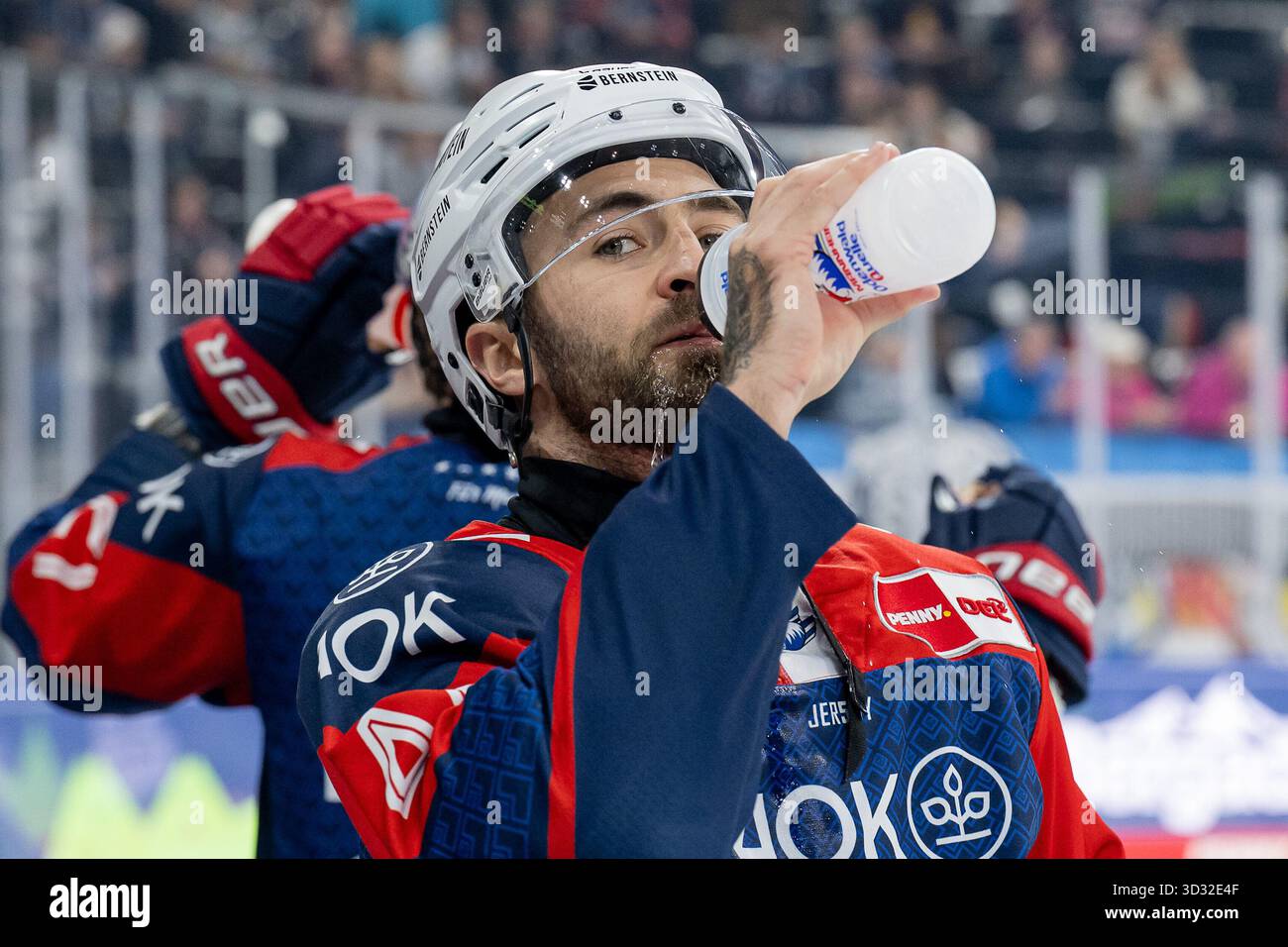 Anthony Greco (Adler Mannheim, #44) mit Trinkfliasche GER, EHC Red Bull ...