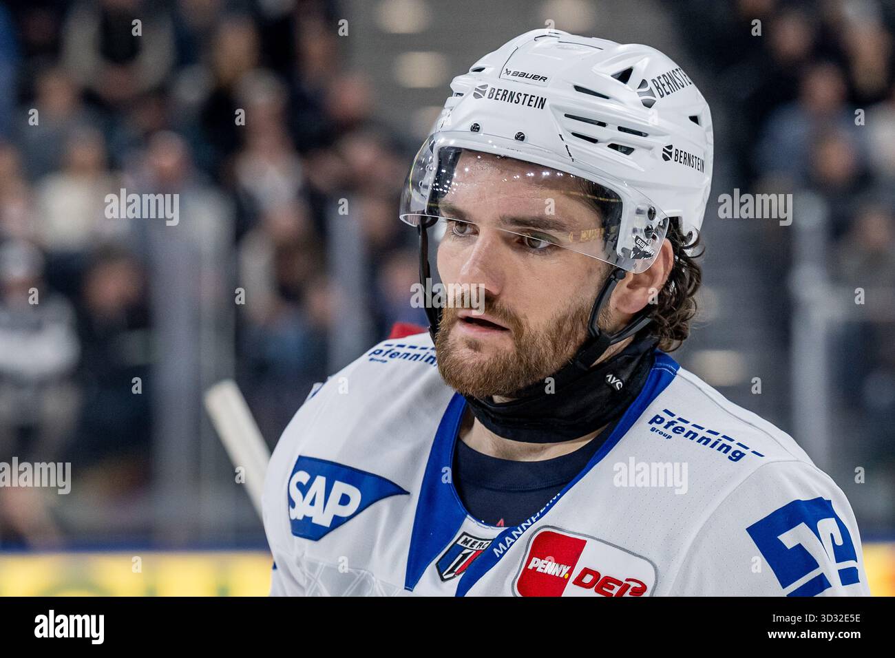 Kris Bennett (Adler Mannheim, #21) / Portrait / Portraet GER, EHC Red ...