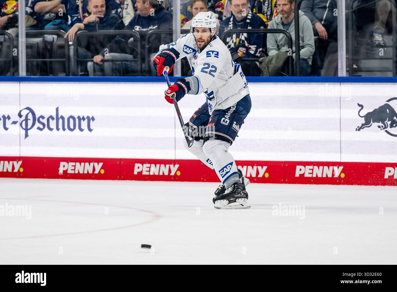 Matthias Plachta (Adler Mannheim, #22) GER, EHC Red Bull Muenchen vs ...