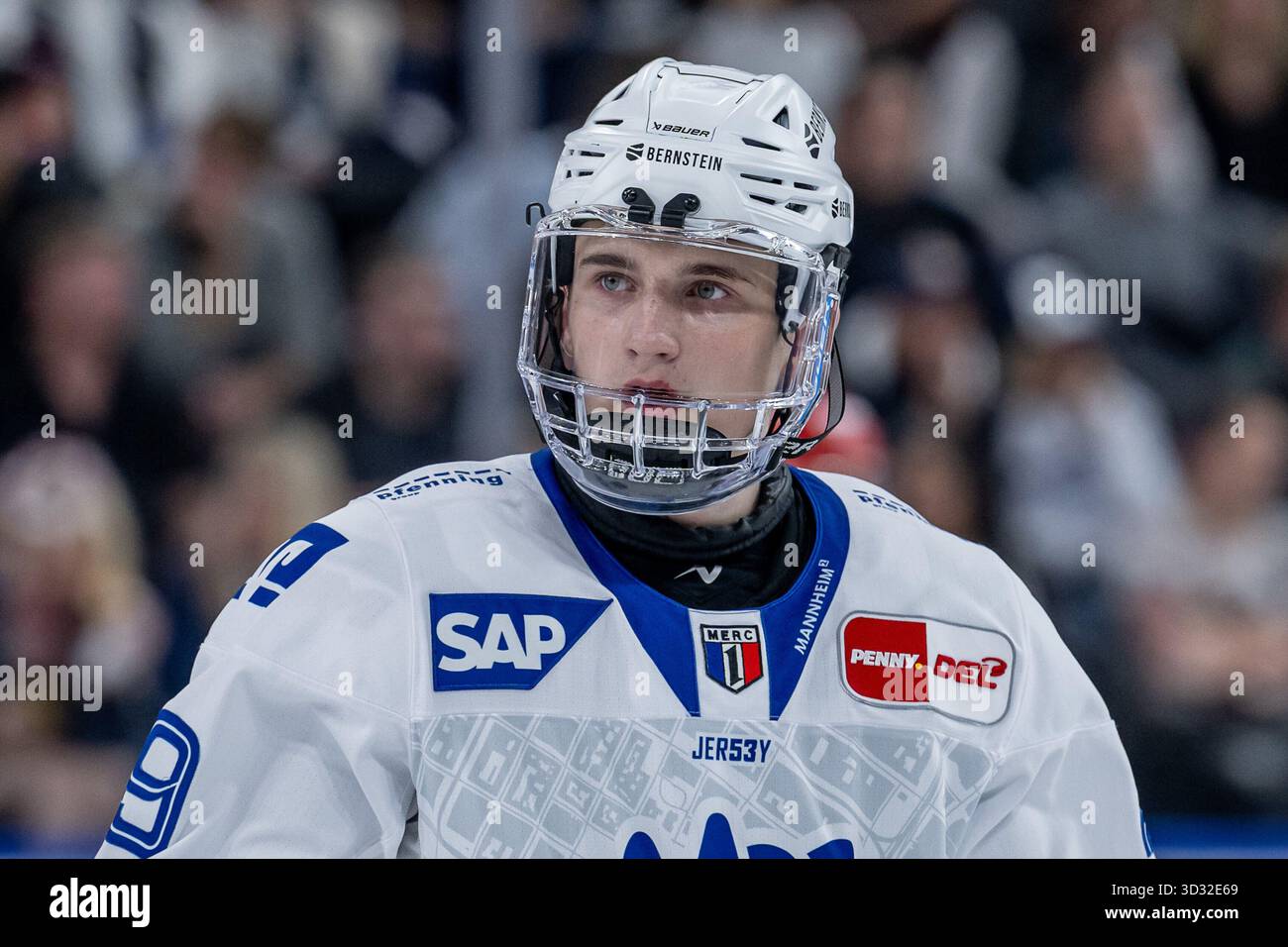 Max Penkin (Adler Mannheim, #39) mit Vollvisier / Portrait / Portraet ...