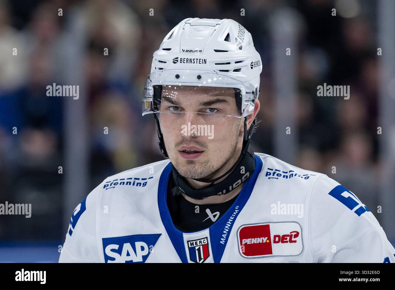 Eric Uba (Adler Mannheim, #16) / Portrait / Portraet GER, EHC Red Bull ...