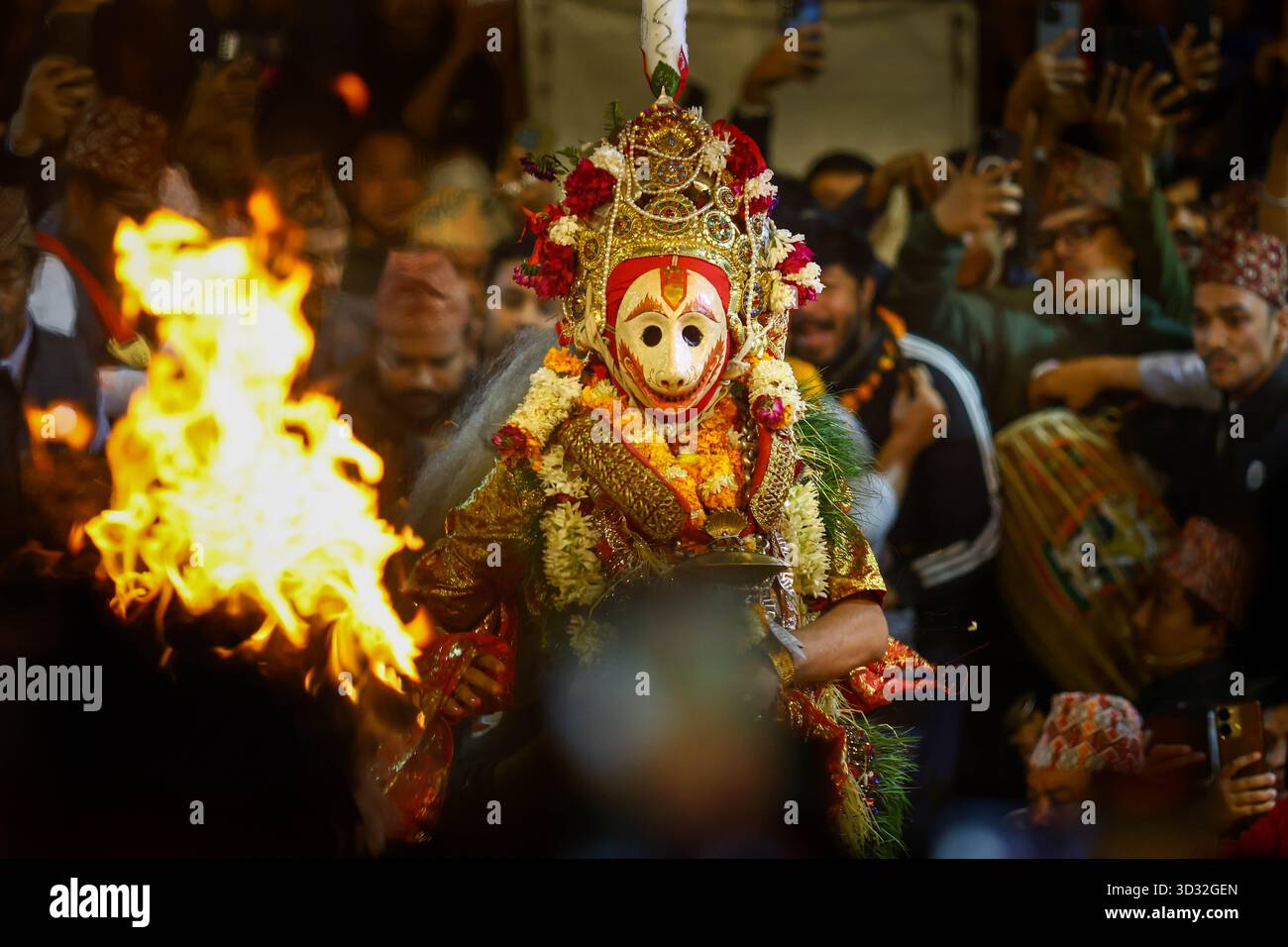 (251104) -- LALITPUR, Nov. 4, 2025 (Xinhua) -- A masked performer ...