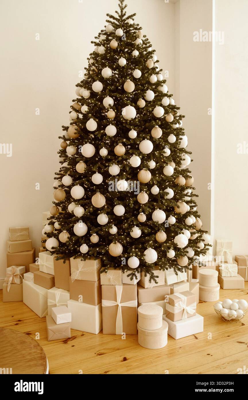 Beautifully decorated Christmas tree with many presents under it Stock ...