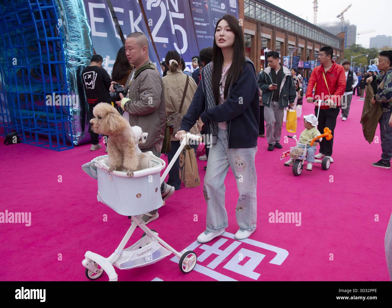 People take their pets to visit the 5th Shanghai Petjoy Fashion Week event in Shanghai, China, 1 ...